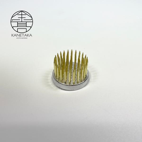サイズ　直径(底ゴムマット無し)：30mm　剣山の高さ：20mm　針の長さ：13mm　重さ：45g  当店の剣山は、針が折れにくいという特徴があります。小さな花器に使われる剣山の豆丸(まめまる) 華道家元池坊御用達の刃物店・金高刃物老舗がプ...
