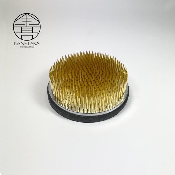 サイズ　直径(底ゴムマット込み)：93mm　直径(底ゴムマット無し)：90mm　剣山の高さ(底ゴムマット込み)：30mm　針の長さ：17mm　重さ：830g 当店の剣山は、針が折れにくいという特徴があります。縁の黒いゴムマットは取り外しがで...