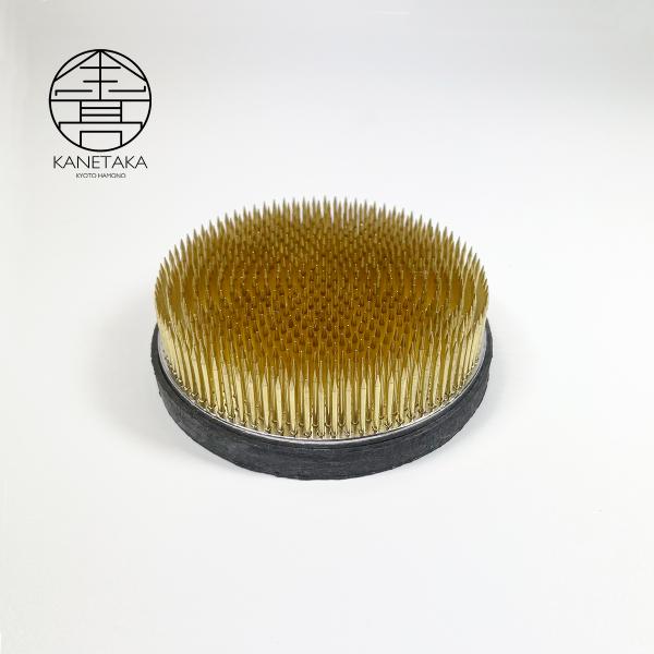 サイズ直径(底ゴムマット込み)：86mm直径(底ゴムマット無し)：83mm剣山の高さ(底ゴムマット込み)：28mm針の長さ：17mm重さ：660g当店の剣山は、針が折れにくいという特徴があります。縁の黒いゴムマットは取り外しができ洗えます。...