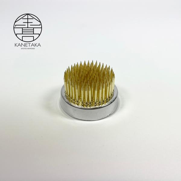 サイズ直径(底ゴムマット無し)：38mm剣山の高さ：22mm針の長さ：13mm重さ：120g当店の剣山は、針が折れにくいという特徴があります。縁の黒いゴムマットは取り外しができ洗えます。 小さな花器に使われる剣山の小丸(しょうまる) 華道家...