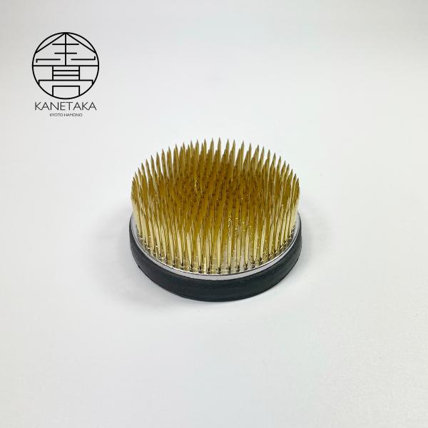 サイズ直径(底ゴムマット込み)：71mm直径(底ゴムマット無し)：69mm剣山の高さ(底ゴムマット込み)：28mm針の長さ：17mm重さ：440g当店の剣山は、針が折れにくいという特徴があります。縁の黒いゴムマットは取り外しができ洗えます。...