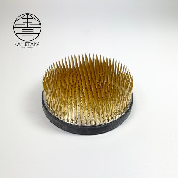 サイズ直径(底ゴムマット込み)：87mm直径(底ゴムマット無し)：85mm剣山の高さ(底ゴムマット込み)：28mm針の長さ：17mm重さ：560g当店の剣山は、針が折れにくいという特徴があります。縁の黒いゴムマットは取り外しができ洗えます。...