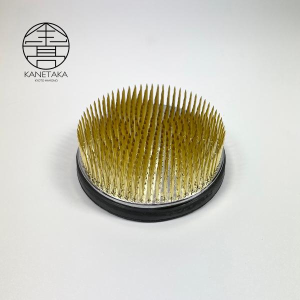 サイズ直径(底ゴムマット込み)：87mm直径(底ゴムマット無し)：85mm剣山の高さ(底ゴムマット込み)：30mm針の長さ：17mm重さ：670g 当店の剣山は、針が折れにくいという特徴があります。縁の黒いゴムマットは取り外しができ洗えます...