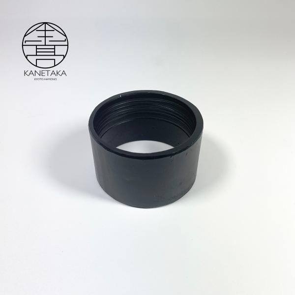 サイズ材質：鉛外径：68mm高さ：41mm 内径：60mm重さ：340g 花止めの「胴輪(どうわ)」蛇の目(じゃのめ)の黒色・特小です。 ・内側に又木を止めやすくする　溝が掘ってあります。 ・黒く着色していますので　花器の中に入れても目立ち...