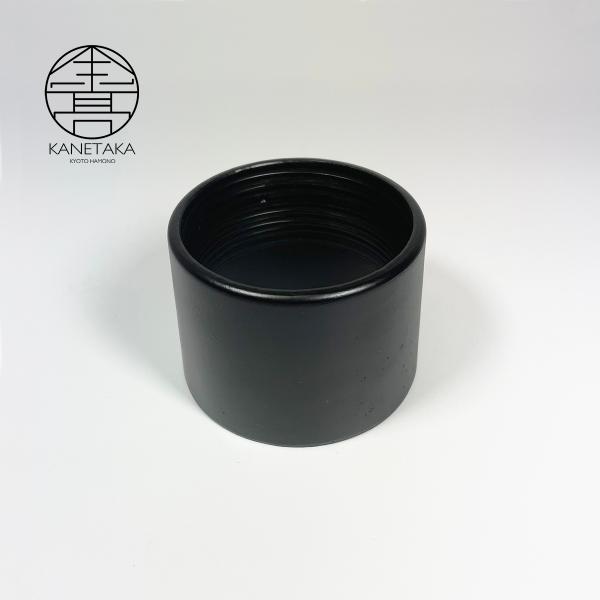 サイズ材質：鉛外径：90mm高さ：63mm内径：73mm重さ：1100g花止めの「胴輪(どうわ)」蛇の目(じゃのめ)黒色・小です。 ・内側に又木を止めやすくする　溝が入っています。 ・黒く着色していますので　花器の中に入れても目立ちません。...