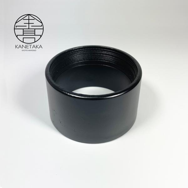 サイズ材質：鉛外径：108mm高さ：63mm内径：90mm重さ：1500g花止めの「胴輪(どうわ)」蛇の目(じゃのめ)黒色・中です。 ・内側に又木を止めやすくする　溝が掘ってあります。 ・黒く着色していますので　花器の中に入れても目立ちませ...