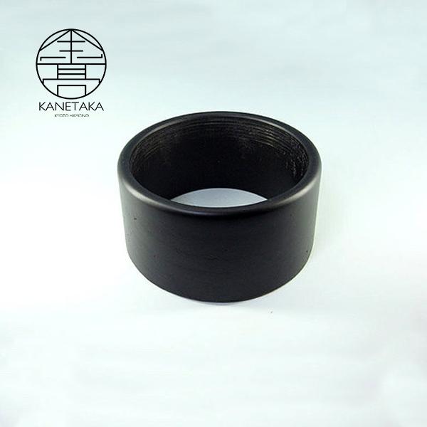 サイズ材質：鉛外径：130mm高さ：63mm内径：108mm重さ：2400g花止めの「胴輪(どうわ)」蛇の目(じゃのめ)黒色・大です。 ・内側に又木を止めやすくする　溝が掘ってあります。 ・黒く着色していますので　花器の中に入れても目立ちま...