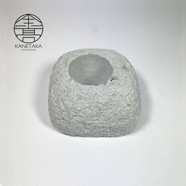 サイズ材質：大谷石（天然石）内径：4.5cm6枚用万年青(おもと)花器用大谷石製・石穴(小)です。 万年青用の花器に使われる昔からの「大谷石(おおやいし)」で作られた、石穴です。【ご注意】※こちらの商品は実店舗でも販売しており　在庫切れにな...