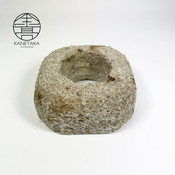 サイズ材質：大谷石（天然石）内径：5.5cm8枚用万年青(おもと)花器用大谷石製・石穴(中)です。 万年青用の花器に使われる昔からの「大谷石(おおやいし)」で作られた、石穴です。【ご注意】※こちらの商品は実店舗でも販売しており　在庫切れにな...