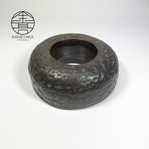 サイズ材質：陶器内径：7cm10~12枚用お花のお稽古用陶器製・石穴(大)です。 万年青（おもと）用の花器に使われるお稽古用の石穴です。 大谷石製のものに比べると価格が安くお稽古にピッタリです。 【ご注意】※こちらの商品は実店舗でも販売して...