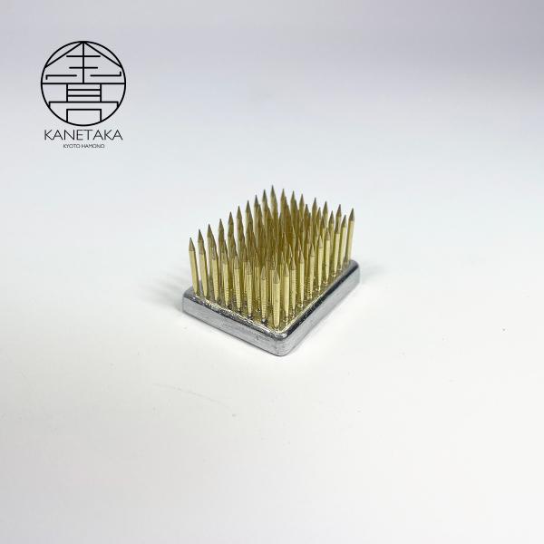 サイズ底ゴムマット無し：35×30mm剣山の高さ：23mm針の長さ：13mm重さ：60g 当店の剣山は、針が折れにくいという特徴があります。 小さな花器に使われる剣山の豆角(まめかく) 華道家元池坊御用達の刃物店・金高刃物老舗がプロデュース...