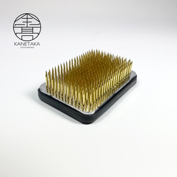 サイズ底ゴムマット込み：82×57mm底ゴムマット無し：79×54mm剣山の高さ(ゴムマット込み)：23mm針の長さ：13mm重さ：390g 当店の剣山は、針が折れにくいという特徴があります。縁の黒いゴム製のマットは取り外しができ洗えます。...