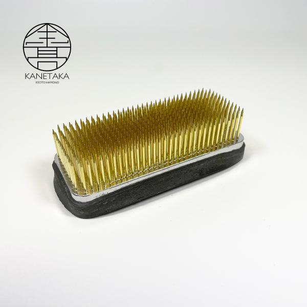 サイズ底ゴムマット込み：107×46mm底ゴムマット無し：104×43mm剣山の高さ(ゴムマット込み)：31mm針の長さ：17mm重さ：640g 当店の剣山は、針が折れにくいという特徴があります。縁の黒いゴム製のマットは取り外しができ洗えま...