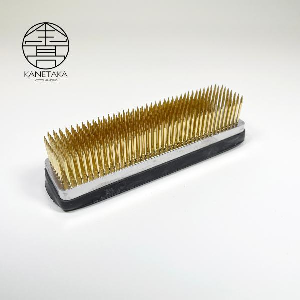 サイズ底ゴムマット込み：122×32mm底ゴムマット無し：119×29mm剣山の高さ(ゴムマット込み)：31mm針の長さ：16mm重さ：530g 当店の剣山は、針が折れにくいという特徴があります。縁の黒いゴム製のマットは取り外しができ洗えま...