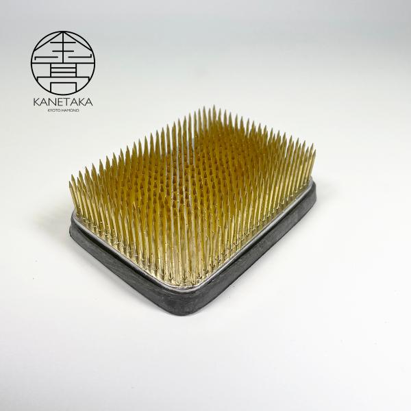 サイズ底ゴムマット込み：96×72mm底ゴムマット無し：93×69mm剣山の高さ(ゴムマット込み)：27mm針の長さ：16mm重さ：700g 当店の剣山は、針が折れにくいという特徴があります。縁の黒いゴム製のマットは取り外しができ洗えます。...