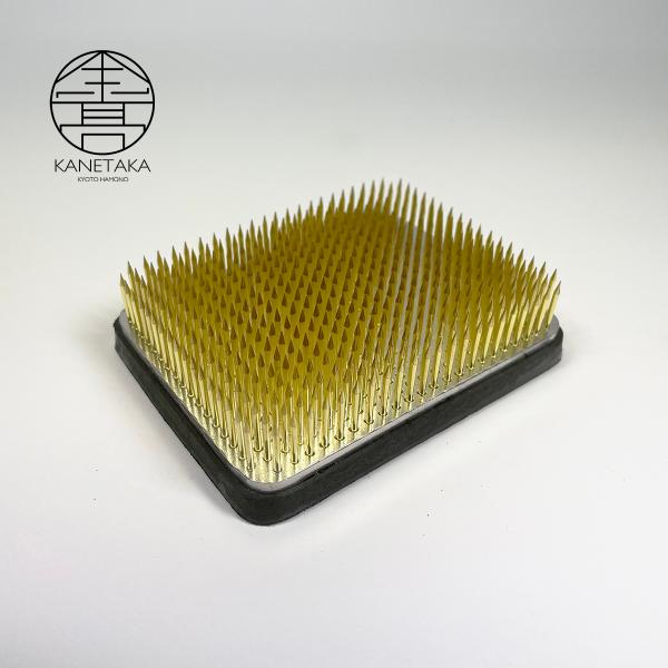 サイズ底ゴムマット込み：104×81mm底ゴムマット無し：101×78mm剣山の高さ(ゴムマット込み)：28mm針の長さ：15mm重さ：890g 当店の剣山は、針が折れにくいという特徴があります。縁の黒いゴム製のマットは取り外しができ洗えま...