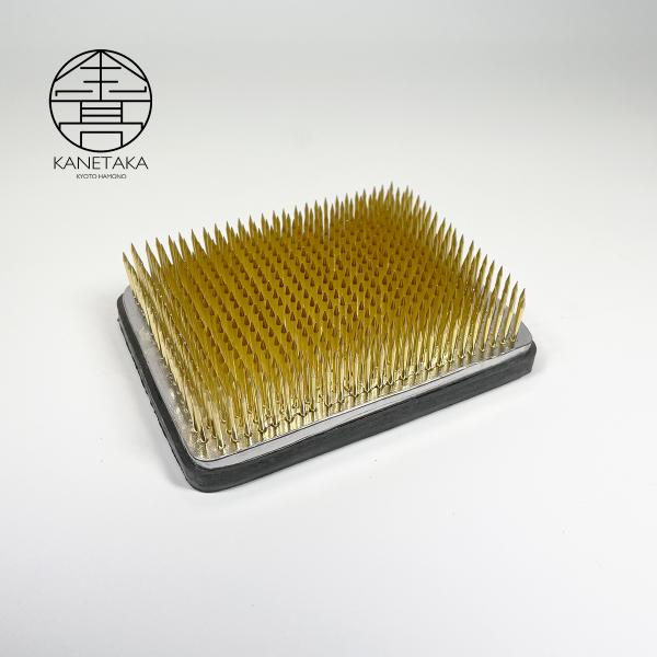 サイズ底ゴムマット込み：115×88mm底ゴムマット無し：112×85mm剣山の高さ(ゴムマット込み)：30mm針の長さ：17mm重さ：1100g 当店の剣山は、針が折れにくいという特徴があります。縁の黒いゴム製のマットは取り外しができ洗え...