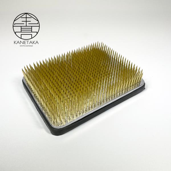 サイズ底ゴムマット込み：141×108mm底ゴムマット無し：138×105mm剣山の高さ(ゴムマット込み)：30mm針の長さ：17mm重さ：1500g 当店の剣山は、針が折れにくいという特徴があります。縁の黒いゴム製のマットは取り外しができ...