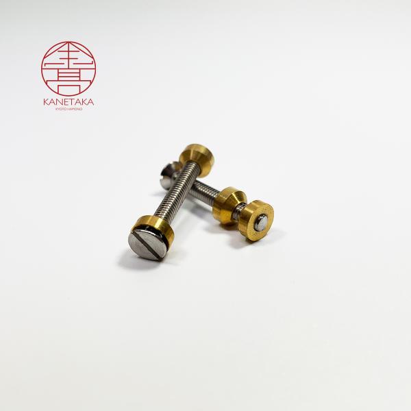 サイズ：8.0×4.0mm? ワッシャーとナット部分が真鍮になっています。 削ると、外側に真鍮内側にステンレスと個性的な形が現れます。 ラブレスも好んでこのボルトを使用しています。 ナイフの神様、R.W.ラブレス氏が発案したファスニングボル...