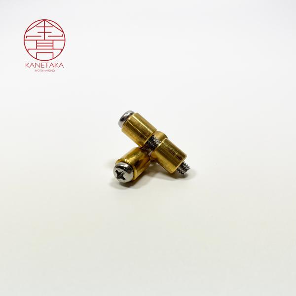 サイズ：8.0×4.0mm 真鍮とステンレスのコントラストが美しく、人気の高いモデルです。 ラブレス・ボルトと同じような仕上がりになります。 ラブレス・ボルトは削るとオモテウラで多少形が変わってしまいます。 その点ニュー・ボルトはその点を改...