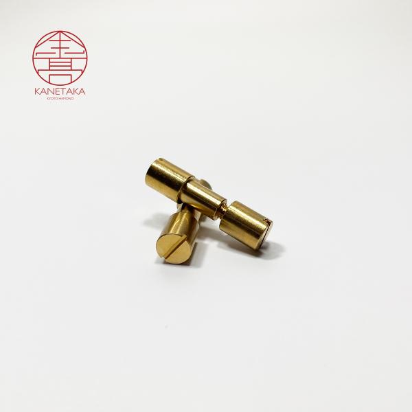 サイズ：8.0×6.0mm真鍮なので加工性も抜群です。ヒルトと合せて使えばとても綺麗です。 専用の段付きドリルシュナイダーボルト用8.0×6.0mmを使用してください。 カスタムナイフメーカー、H.J.シュナイダーが考案したファスニングボル...