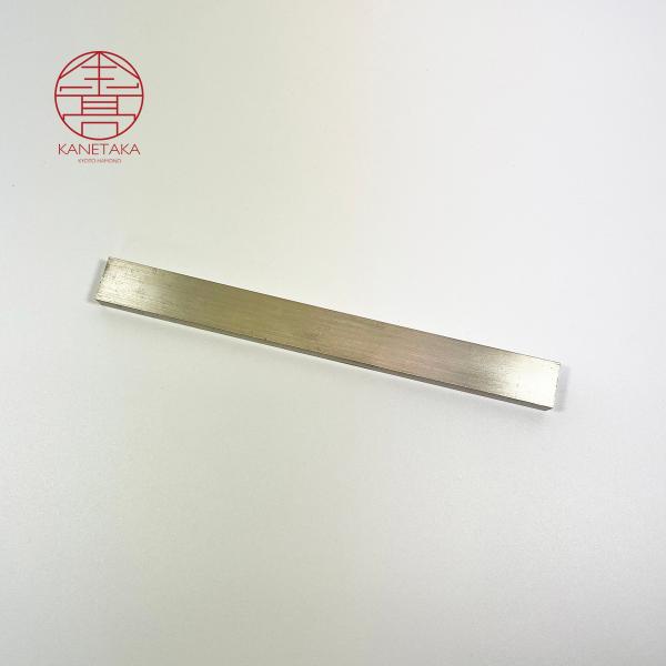 サイズ：10.0×20.0×200ナイフの刃から指を守る為の「ヒルト」（ガード）の素材です。ナイフ本体には、同じ素材のピンでの固定をオススメします。ナイフとの隙間を埋めるのには「銀ロー」や「銀色接着剤」を、使用して下さい。【ご注意】※こちら...