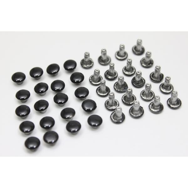 サイズ：φ6×4mm(20組入)カラー：ブラックカシメとは雌雄を合わせて止めるリベットです。【ご注意】※こちらの商品は実店舗でも販売しており　在庫切れになる場合が御座います。　在庫のない場合には製作に1ヶ月のお時間を　頂戴する事が御座います...