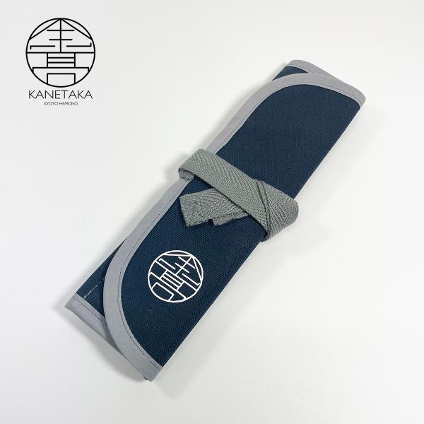 リード削り専用のケースです。丈夫な帆布で制作しており刃を入れる部分に厚紙とゴムが入っておりますので突き破る心配もございません。カラーは3色!　ピンク・デニム・ライトデニム【ご注意】・写真のカラーとは多少の違いがある場合が　ございますのでご了...