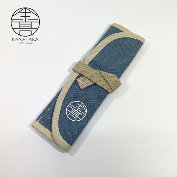 リード削り専用のケースです。丈夫な帆布で制作しており刃を入れる部分に厚紙とゴムが入っておりますので突き破る心配もございません。カラーは3色!　ピンク・デニム・ライトデニム【ご注意】・写真のカラーとは多少の違いがある場合が　ございますのでご了...