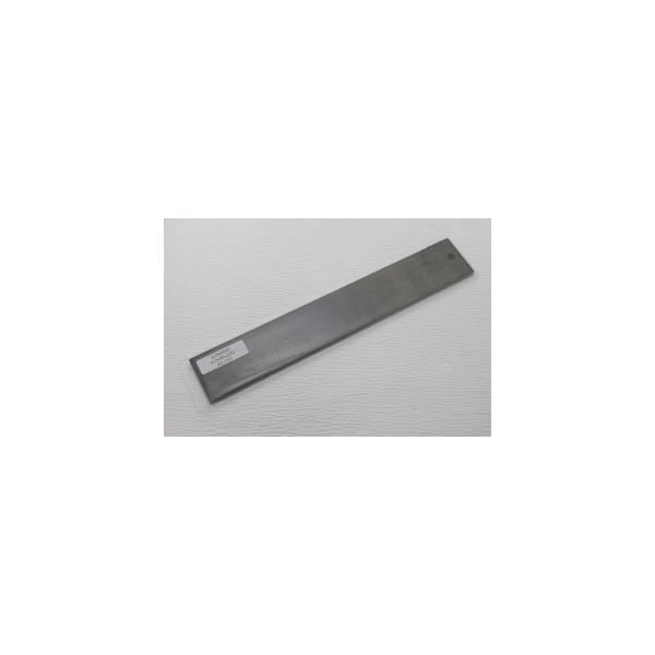サイズ：4.0×35×220mm　硬度：HRC59~60 小型ナイフの作製に最適な大きさです。クロムの含有が多く、耐蝕性に優れ、研ぎ易い硬度と経済的な価格が魅力です。長く使用されており、安定した人気の有る鋼材。マルテンサイト系ステンレス鋼。...