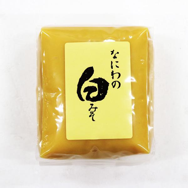 白みそは関西圏が最も得意とする味噌です。一久では地域に独特の熱仕込み製法を行っております。文字の通り、大豆が冷めないうちに熱いまま仕込み、米麹の糖化作用を促し自然の甘さを最大限に引き出します。お味噌汁も美味しいですが、料理の隠し味に使うと味...