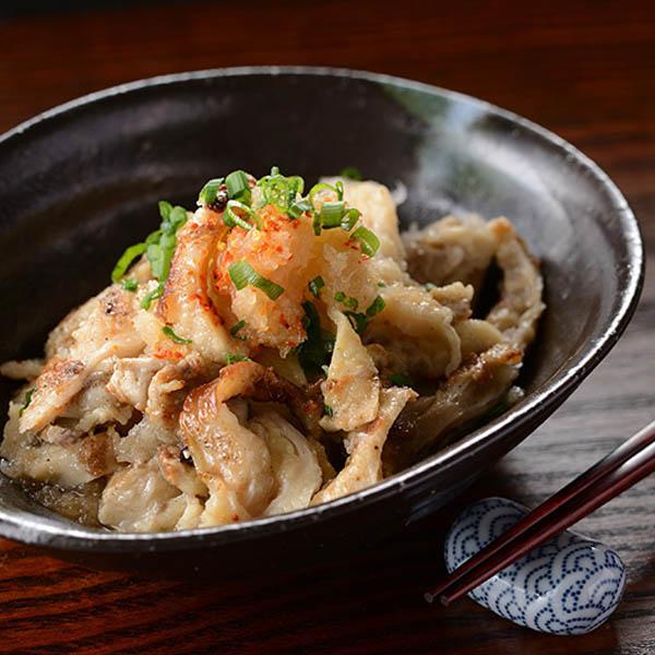 皮の中でも最も厚みがあり、旨味が強いといわれる首皮を炭火で焼き、風味良く仕上げました。自然解凍で食べられます。内容量：５００ｇ【冷凍】