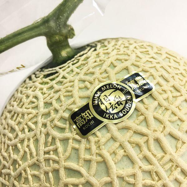 マスクメロンの美しい網目は非常に繊細な管理によって生まれます。網目が出来上がる仕組みは、果実の中と外の成長速度の違いによるもの。中身が成長すると外皮は耐えきれずに細かくひび割れます。それを修復するためのかさぶたのようなものが盛り上がって網目...