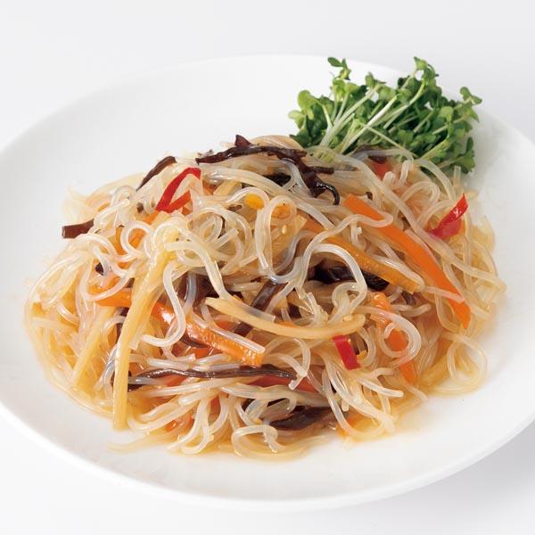 春雨のつるつるとした食感、たけのこ、にんじん、きくらげ、ごまに輪切りの唐辛子入り。中華風ながらあっさりと食べることができ、ベースとして多彩な料理に使用できます。【内容量：１ｋｇ／冷蔵便】