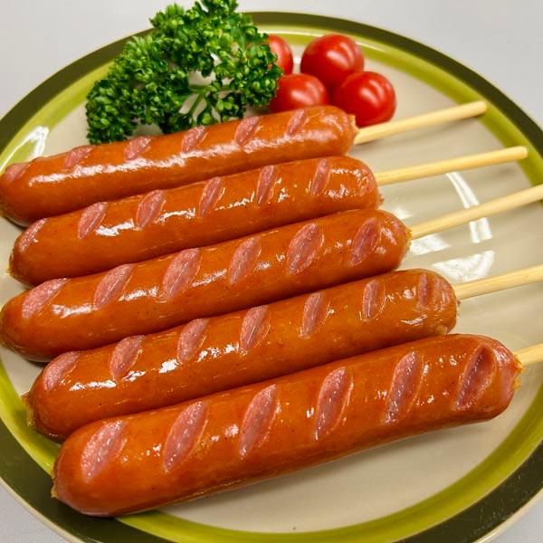 切れ目と串の付いたフランクです。鶏肉、豚肉、豚脂をバランス良く配合し、ジューシーな食感に仕上げました。切れ目が入っており、加熱時に開いたらでき上がりの目安です。１回の送料で数量２０までお届け可能です。【内容量：４５０ｇ（９０ｇ×５本）／冷凍便】