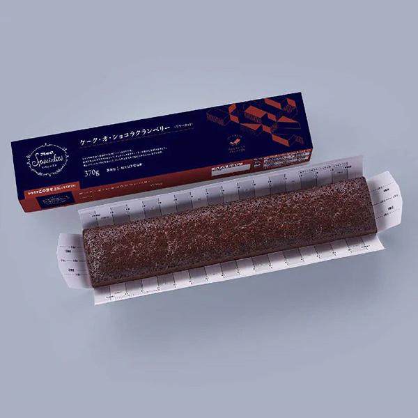 しっとり軽やかな食感が特長のケークショコラです。食感と味わいのアクセントとして、チョコチップとクランベリーを贅沢に混ぜ込みました。優しいチョコレートの味わいで、子どもから大人まで幅広くお楽しみいただけます。内容量：３７０ｇ【冷凍】