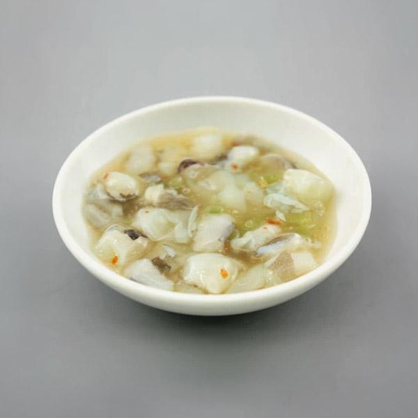 居酒屋で定番の、あのたこわさをご家庭でたっぷり　１ｋｇ。　生のたこに彩りよく、茎わさびと唐辛子を加え、わさび風味に仕上げました。　何度食べても飽きることなく癖になる味わいで、小鉢物はもちろん、軍艦・巻き寿司・お茶漬け等に御使用いただけます。...