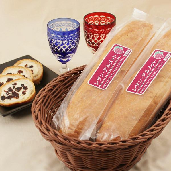 フランスパンの中にレーズンバターをたっぷり詰めました。香ばしいフランスパンとレーズンバターの食感がよく合います。ワイン・洋酒にピッタリです。オードブルやデザートとしてもご賞味頂けます。【内容量３本（長さ：約２６ｃｍ）／冷凍便】