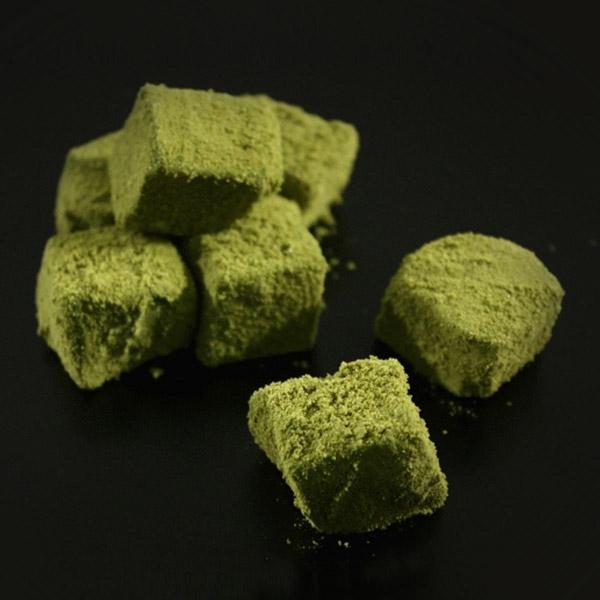 業務用サイズ（１ｋｇ）のわらび餅です。口当たりもよく、ひんやりしたのど越しです。季節感を演出する和菓子として。彩・風味を抹茶味に仕上げました。【内容量：１ｋｇ／冷凍便】