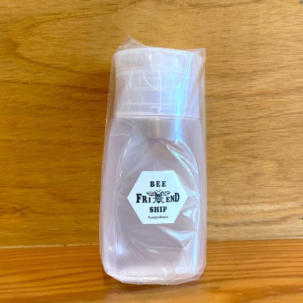 ※こちらは容器のみご注文はできません※口が大きめなので詰め替えも簡単。蜂蜜に是非ご活用ください。液切れ抜群の特殊シリコン弁の蜂蜜用の容器です。蜂蜜を入れる場合の容量：300g（241ml）高さ:115.9mm胴径:64×47.7mm口径:5...