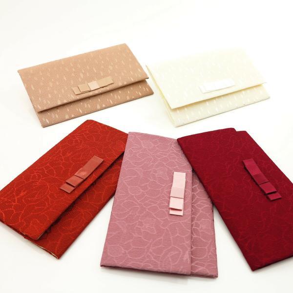 華やかな慶事用の特別なふくさ、「ジャガードふくさ」をご紹介します。ジャガード織りの美しい模様と優雅なリボンモチーフが、結婚式やお祝いごとにふさわしい品格を演出します。豊富なカラーバリエーションからお好みのカラーをお選びいただけます。オレンジ...