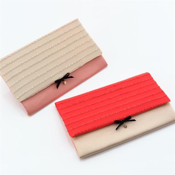 繊細なフリルがフェミニンな印象のふくさです。小さなブラックリボンがアクセントに・・内側ポケットはマチ付きで、ボリュームがある水引や金封を保護してくれます。・慶事用・サイズ (PKG)：約W130 x D17 x H210 mm・サイズ (本...