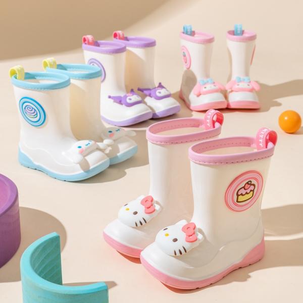 雨の日も楽しくおでかけ出来ちゃいそうなキュートな子供用レインブーツ♪豊富なデザインの中から、お気に入りを見つけてください☆【カラーについて】生産ロットにより柄の出方や色の濃淡が異なる場合がございます。お使いのモニターや撮影時の光の加減などに...