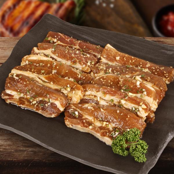 名称ヤンニョム(味付け)豚カルビスライス原材料名豚肉(メキシコ産)、豚カルビソース、玉ねぎ、胡椒、料理酒内容量約1kg賞味期限別途記載保存方法要冷凍（-18℃以下で保存してください）製造者(株)世亜企画　埼玉県戸田市笹目8-11-14特徴本...