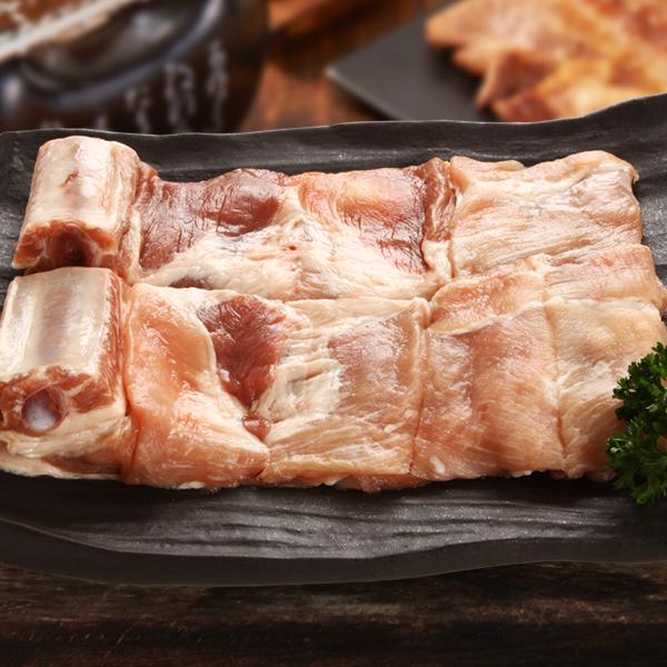名称ピョルチン骨付き豚カルビ内容量約1kg賞味期限別途記載保存方法要冷凍（-18℃以下で保存してください）原産国名メキシコ：産地は仕入れ状況により異なる場合があります。広告文責韓国市場特徴本場韓国焼肉を日本で味わえる骨付き牛カルビです。ご家...