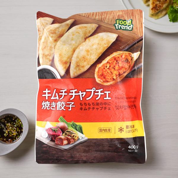 名称 名家　キムチチャプチェ焼き餃子/ 400g原材料名 小麦粉、菜種油、食塩、玉ねぎ、ネギ、ニラ、にんにく、大豆たん白、澱粉、春雨、豚肉、豚脂、醤油、水飴、砂糖、ごま油、胡椒 （原材料の一部に大豆を含む）内容量 400g・約16個入り賞味...