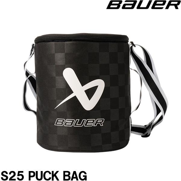 ■BAUER（バウアー）BAG　S25　PUCK　BAGホッケーにはパックが欠かせません。補強された壁と太めのショルダーストラップを備えた新しい円筒形デザインを採用し、50個以上のパックを収納できる十分なスペースを確保できるように改良されま...
