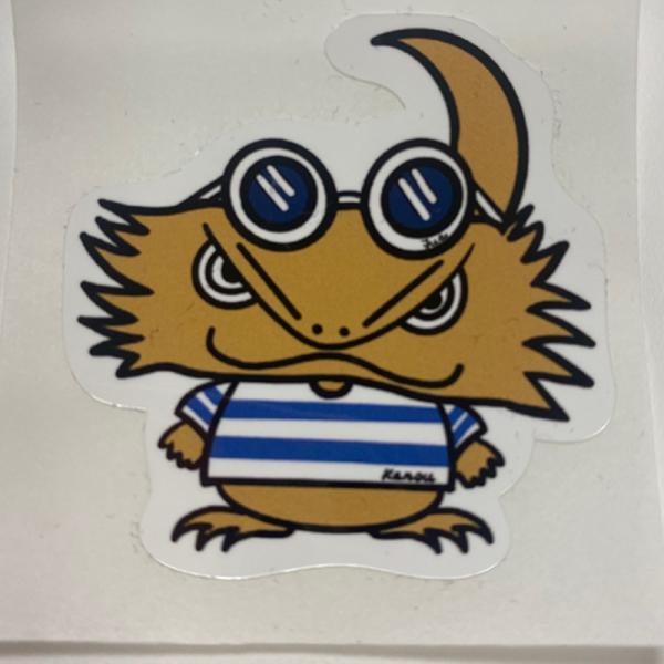 サングラスを頭にのせて、初夏を楽しむおしゃれなフトアゴヒゲトカゲのイラストのステッカーです。ステッカのサイズは5ｃｍ×5ｃｍ。スマホケースにはることもできます。またステッカーはポリエチレンテレフタレート（PET）祖アイの白地フィルムを使用し...