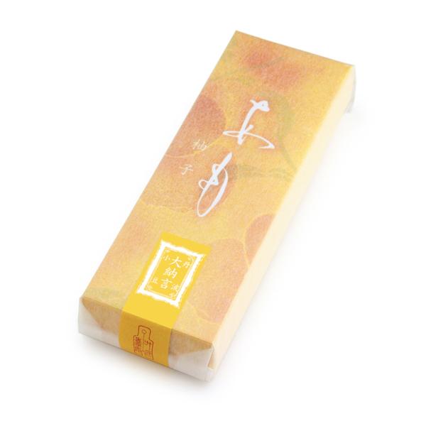 旬の味覚を羽二重餅に練り込む、季節限定の「あも」。冬は「黄金の果実」、柚子です。柚子の甘露煮に、皮ごと絞った柚子エキスを合わせ、フレッシュな香りを大切に仕上げます。あもの甘さに、柚子の酸味が相性抜群です。(この商品は自宅用です。包装・のし掛...