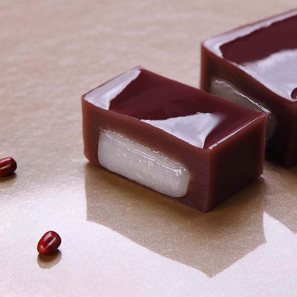 50年で培った丹波大納言小豆へのこだわりの業をこしあんに。素材の風味、小豆と餅のバランスなど「あも」の持つ良さに加えて、銅釜で丁寧に炊きあげたこしあんの持つなめらかな口あたりを吟味して仕上げました。(この商品は自宅用です。包装・のし掛け等は...